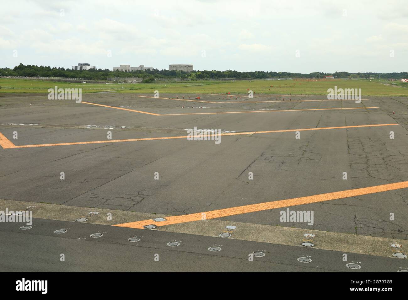 Runway displaced thresholds hi-res stock photography and images - Alamy