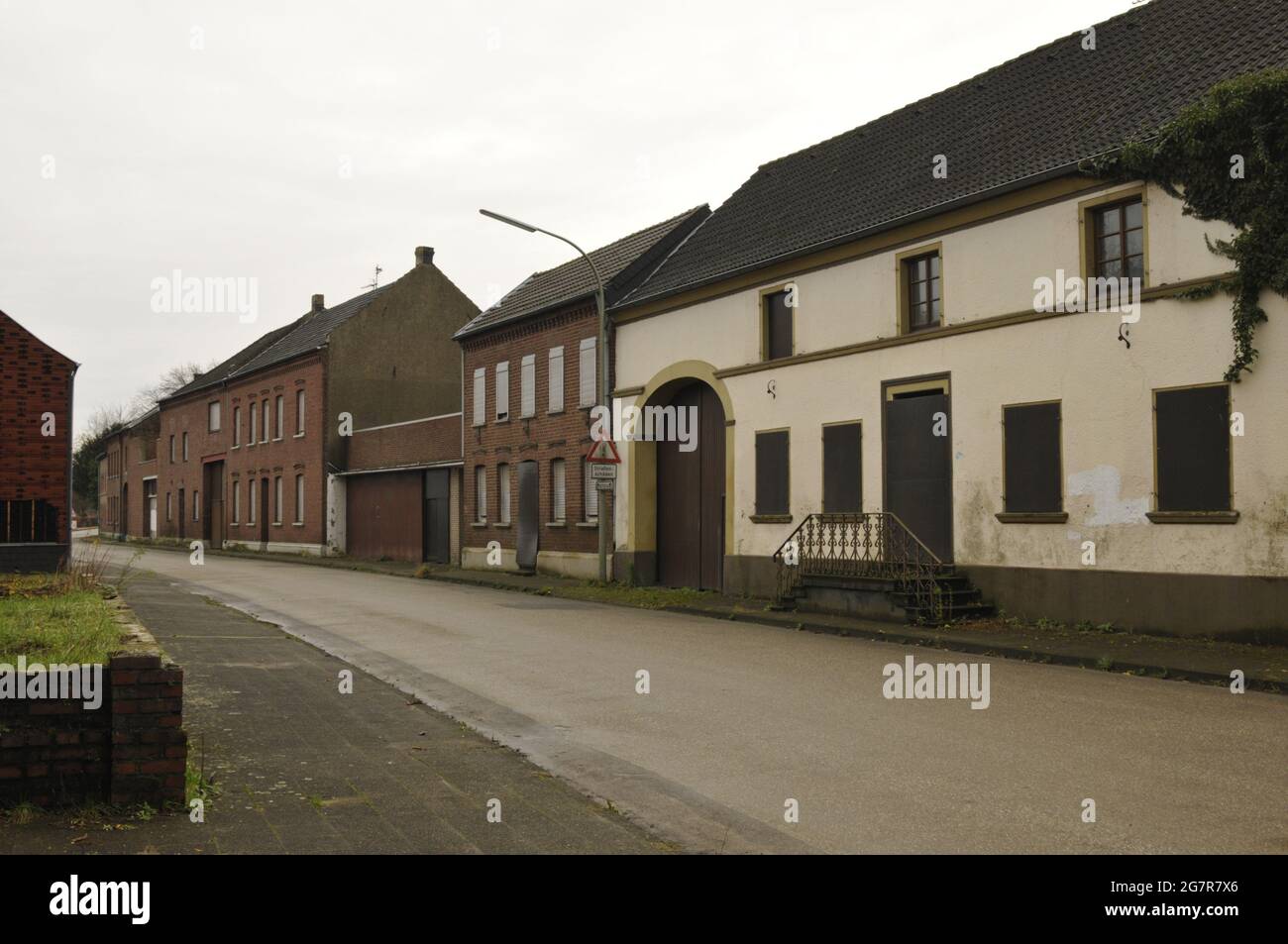 Long thin road small hi-res stock photography and images - Alamy
