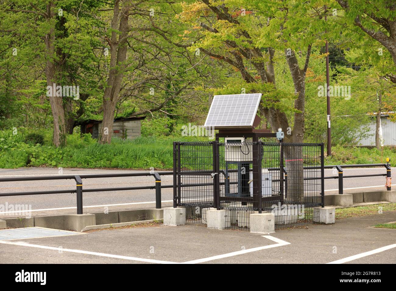 solar panels to produce electricity using the sun's rays to illuminate ...