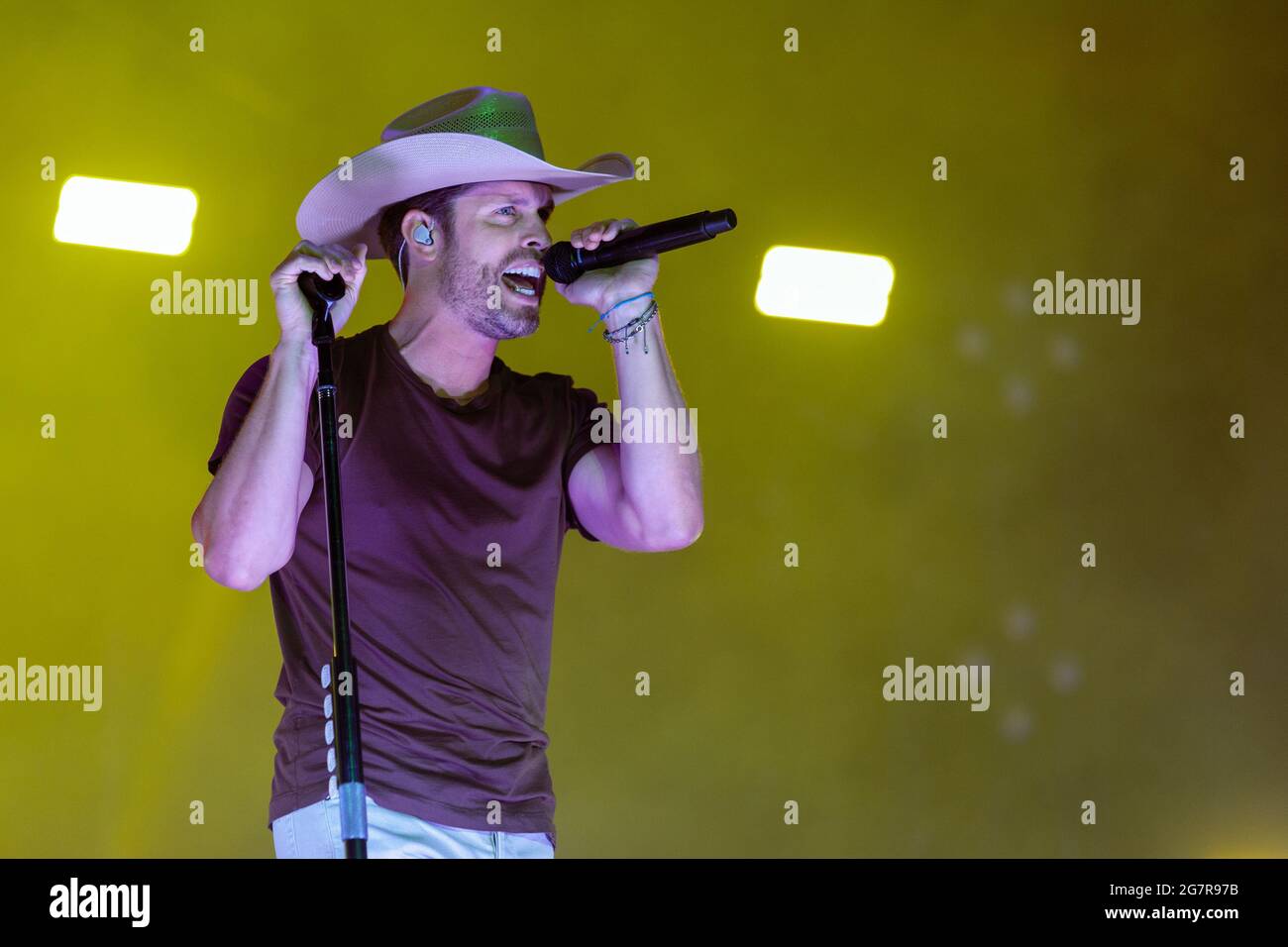Twin Lakes, USA. 15th July, 2021. Country musician Dustin Lynch during ...