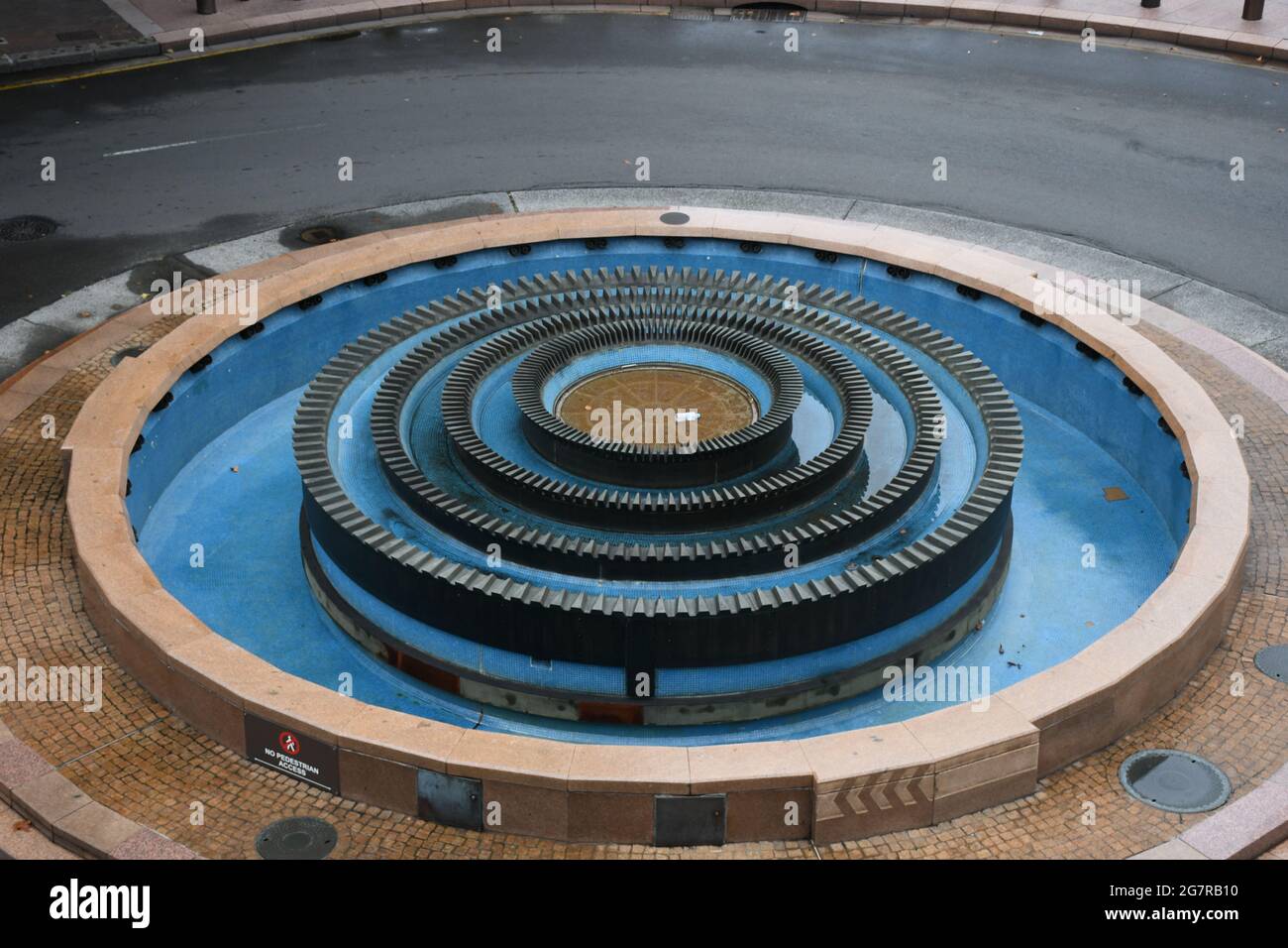 Small round fountain hi-res stock photography and images - Alamy