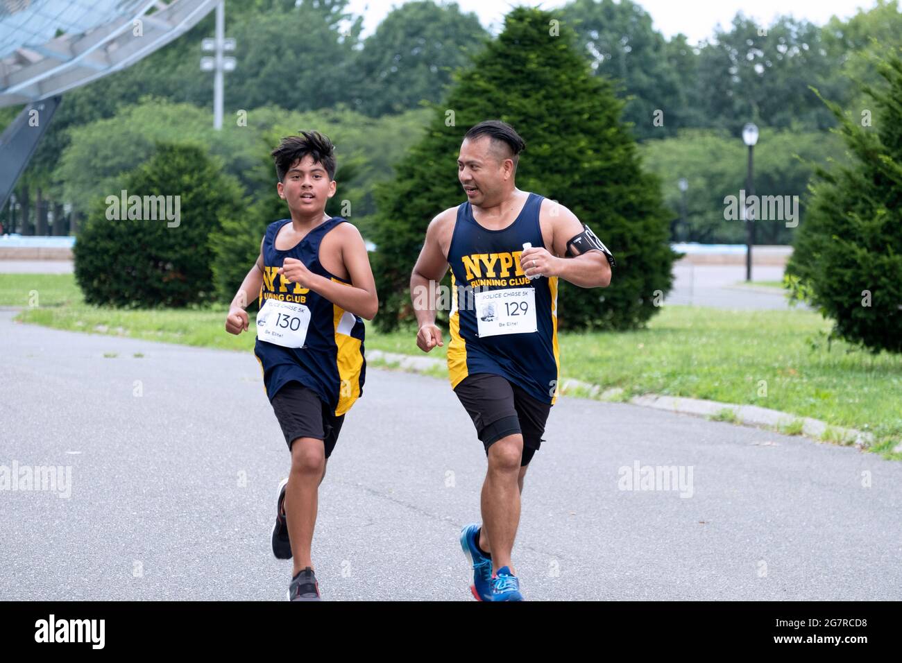 Father son running race hi-res stock photography and images - Alamy