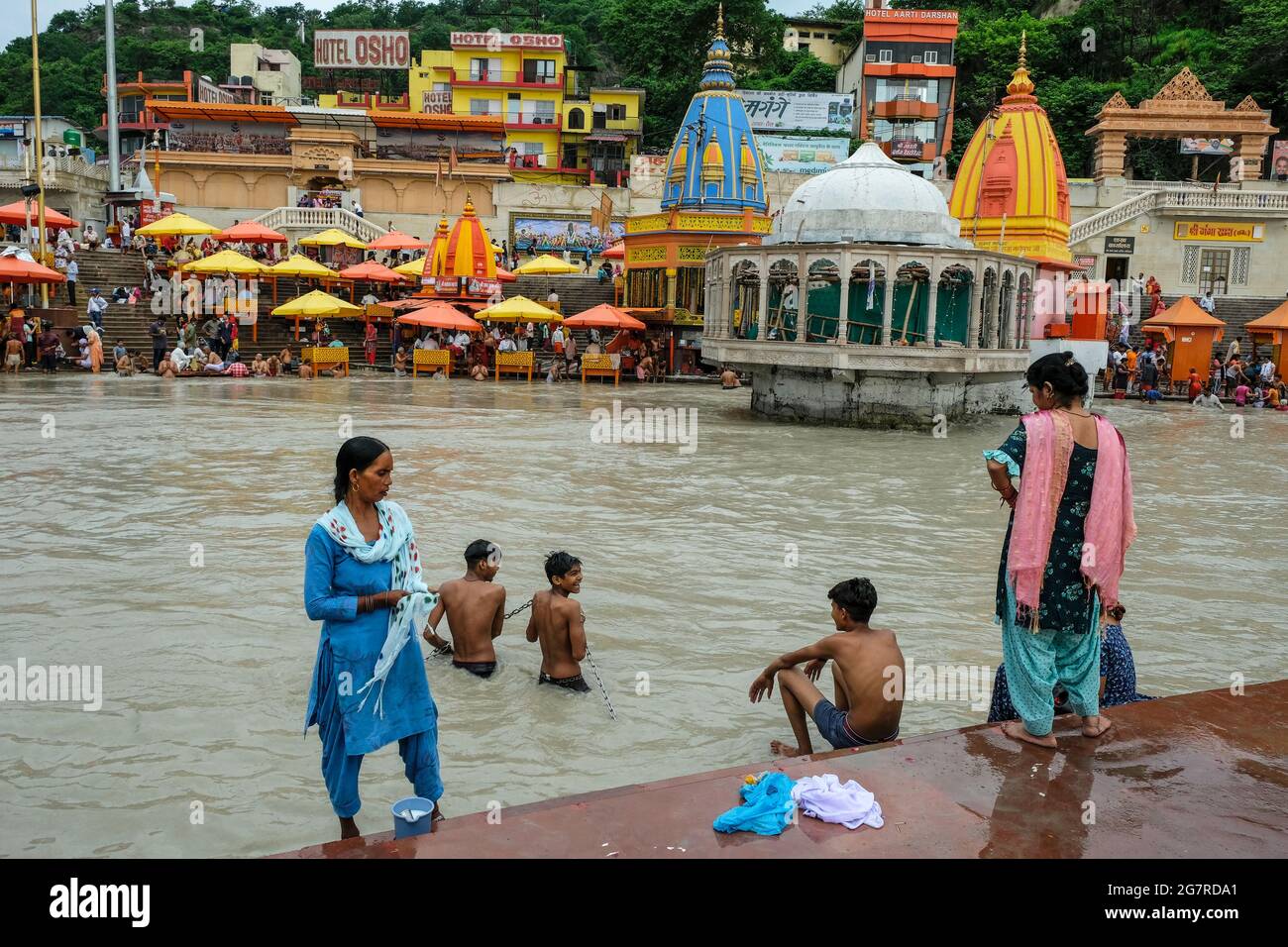 Men bathing in river haridwar hi-res stock photography and images - Alamy