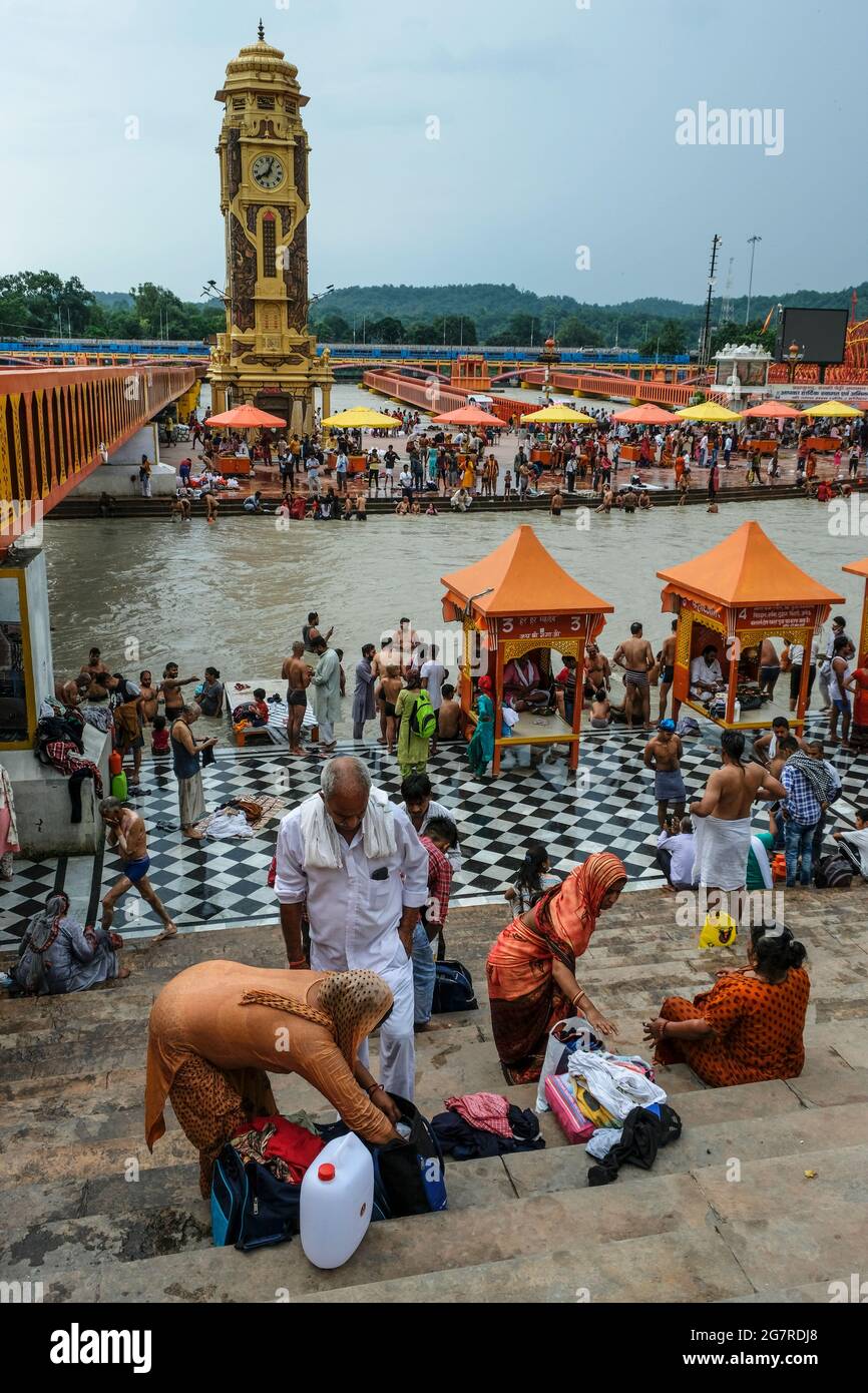 India uttarakhand haridwar pilgrims bathing hi-res stock photography ...