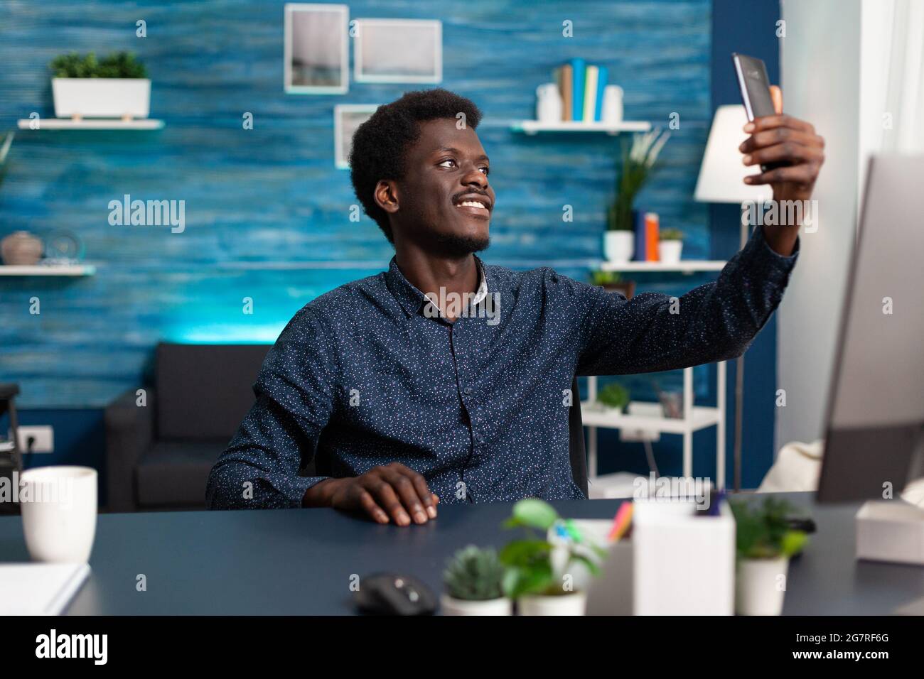 Man sitting computer desk profile hi-res stock photography and images ...
