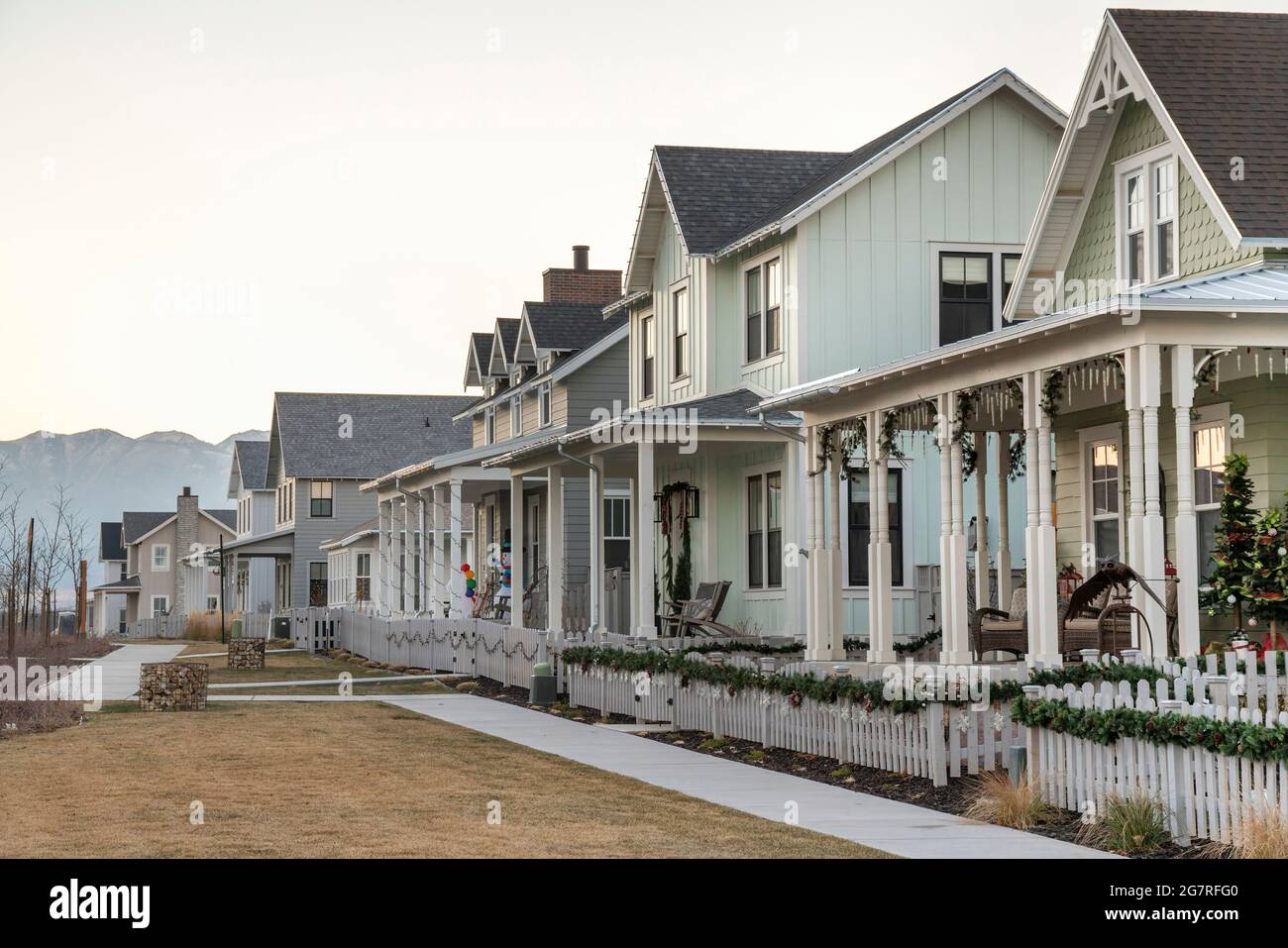 Row houses fence hi-res stock photography and images - Alamy