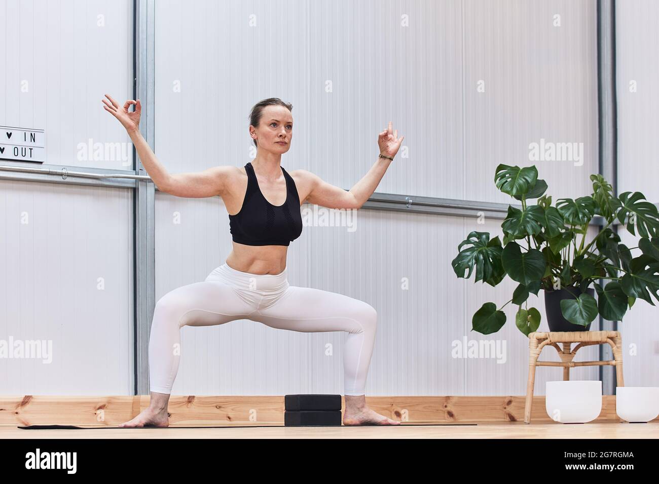 Squatting pose hi-res stock photography and images - Alamy