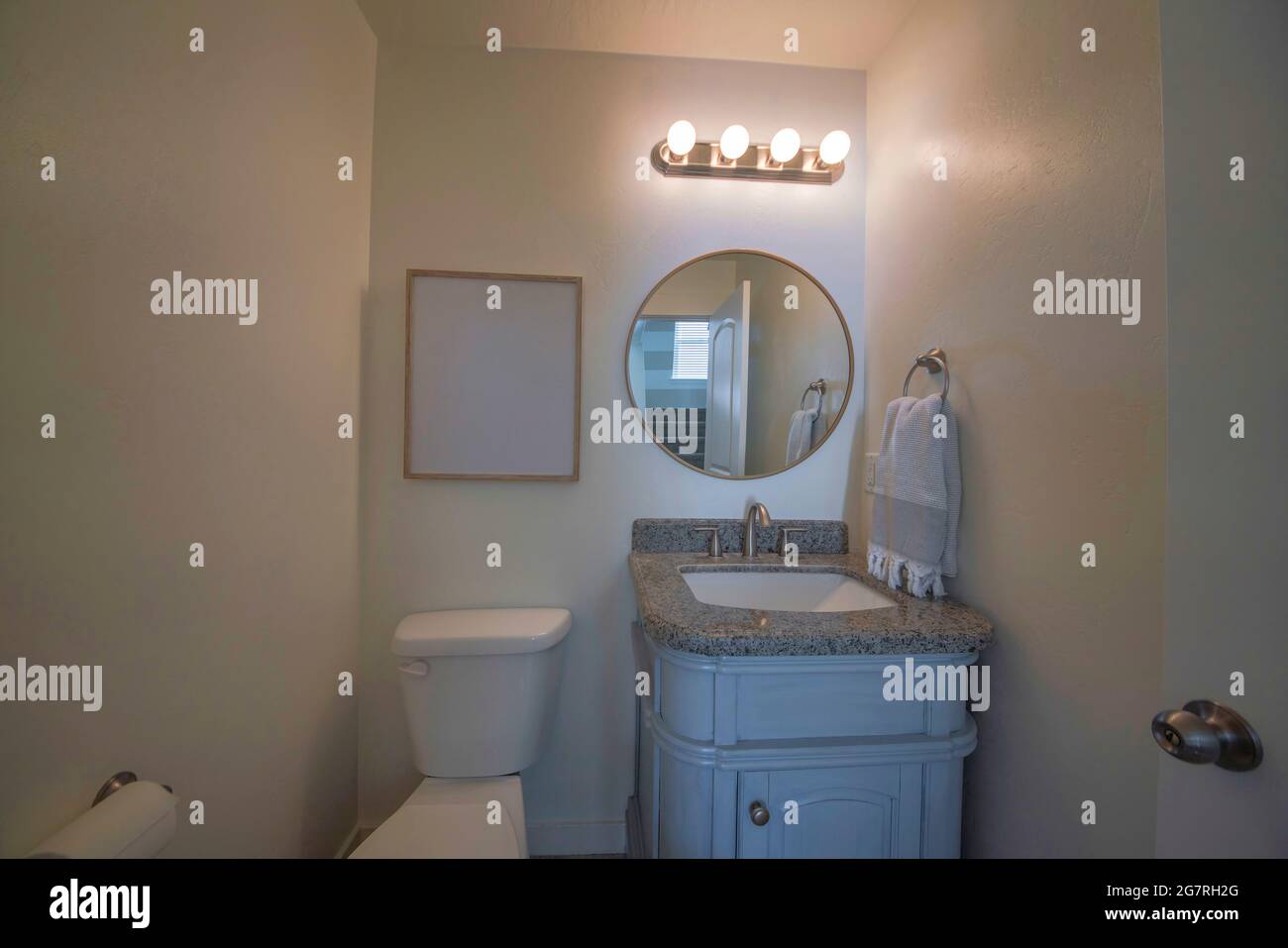 Towel oval mirror hi-res stock photography and images - Alamy
