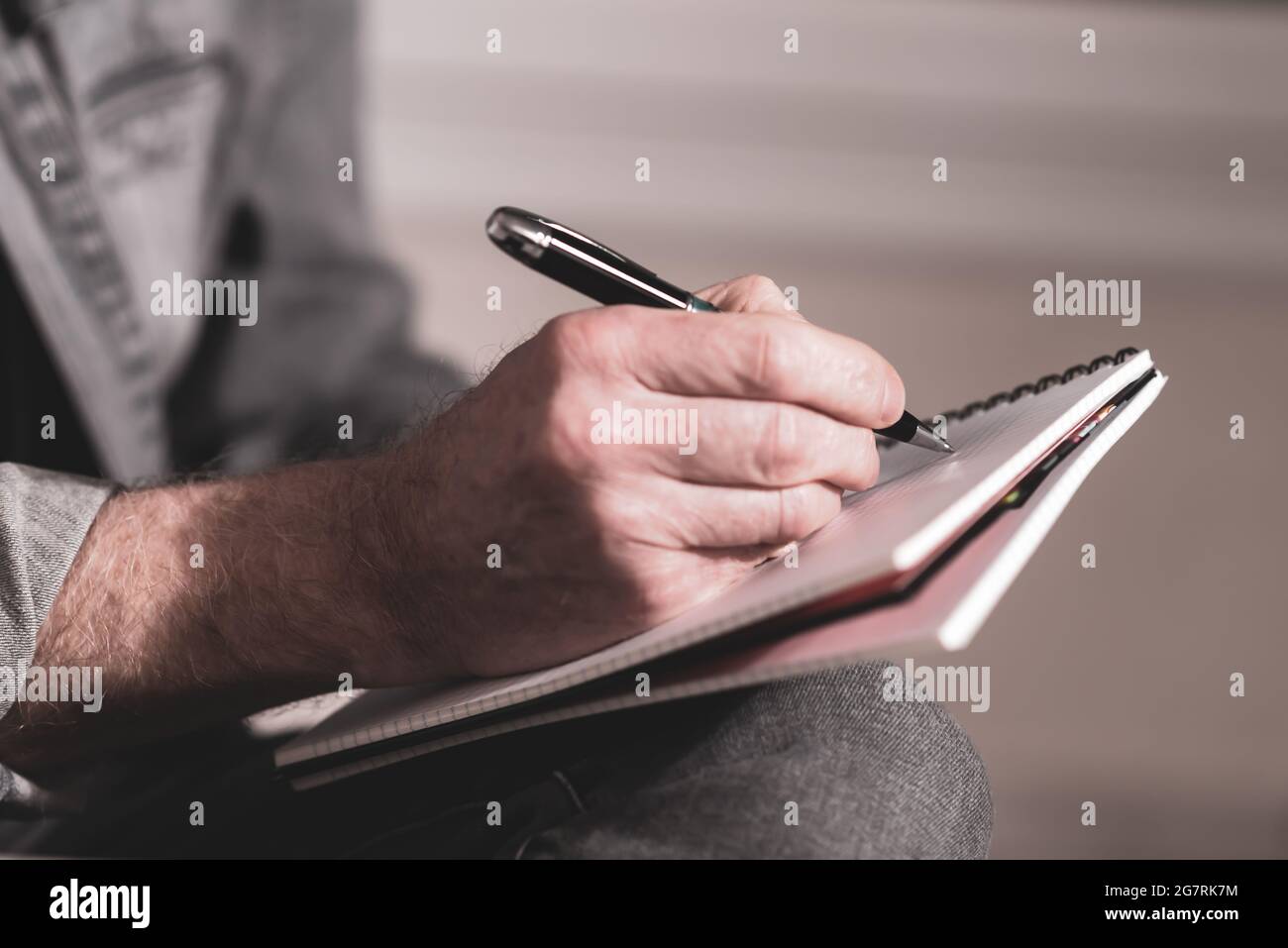 Male hands taking notes on a notebook Stock Photo - Alamy