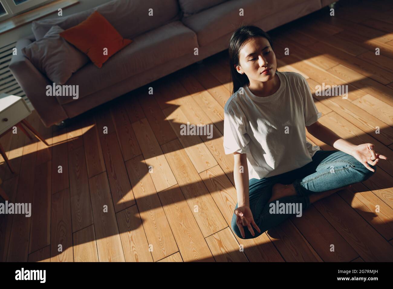 Japanese pose hi-res stock photography and images - Alamy