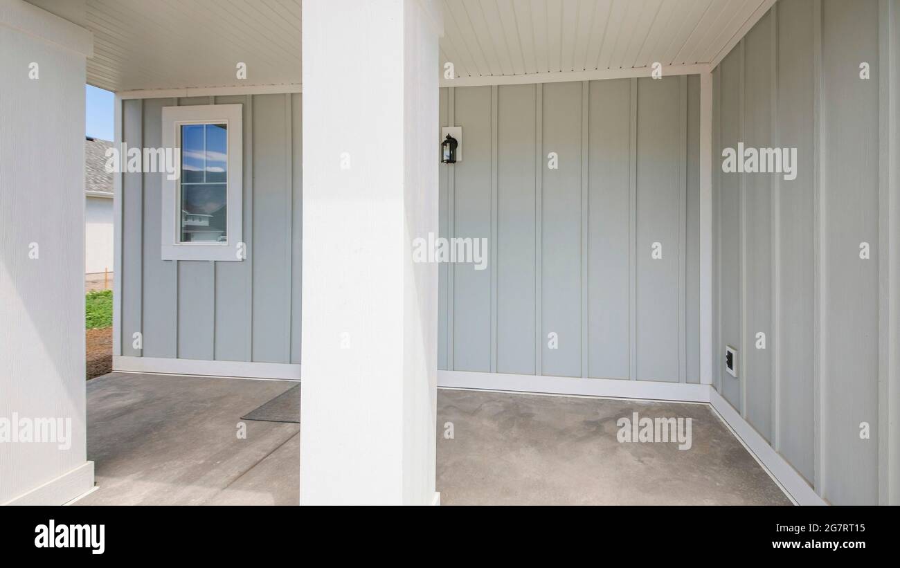 Daylight wood column hi-res stock photography and images - Alamy