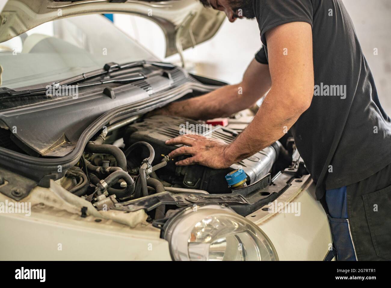 Industrial mechanic working italy hi-res stock photography and images ...