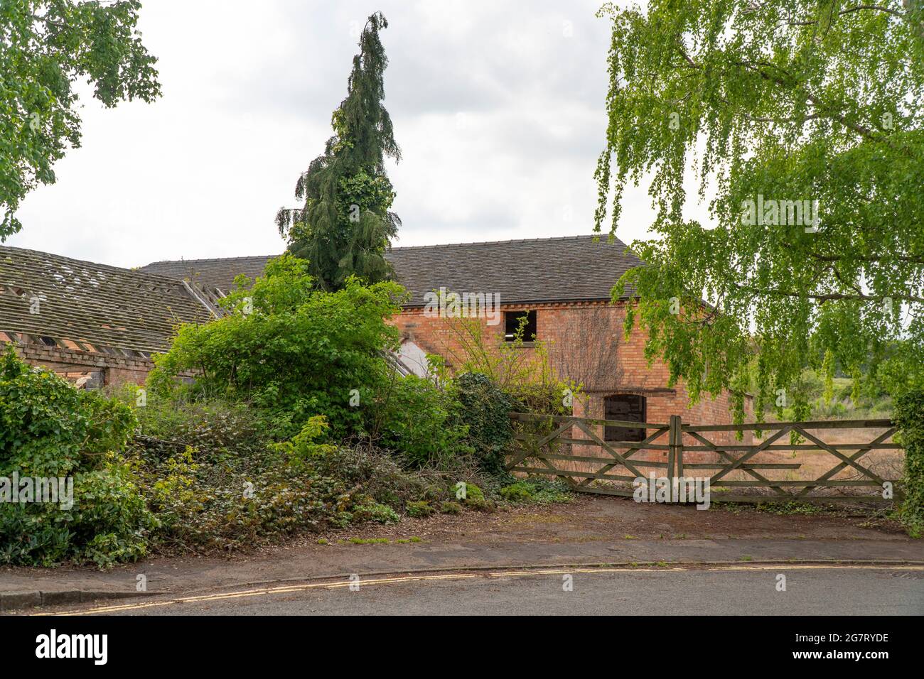 Abandoned old farm barn example Stock Photo - Alamy