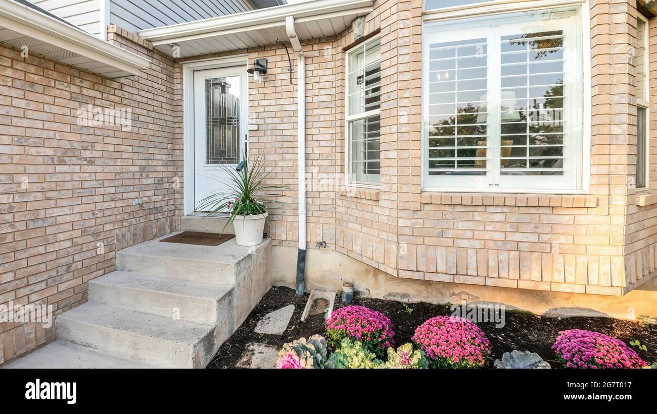 Two storey bay window hi-res stock photography and images - Alamy