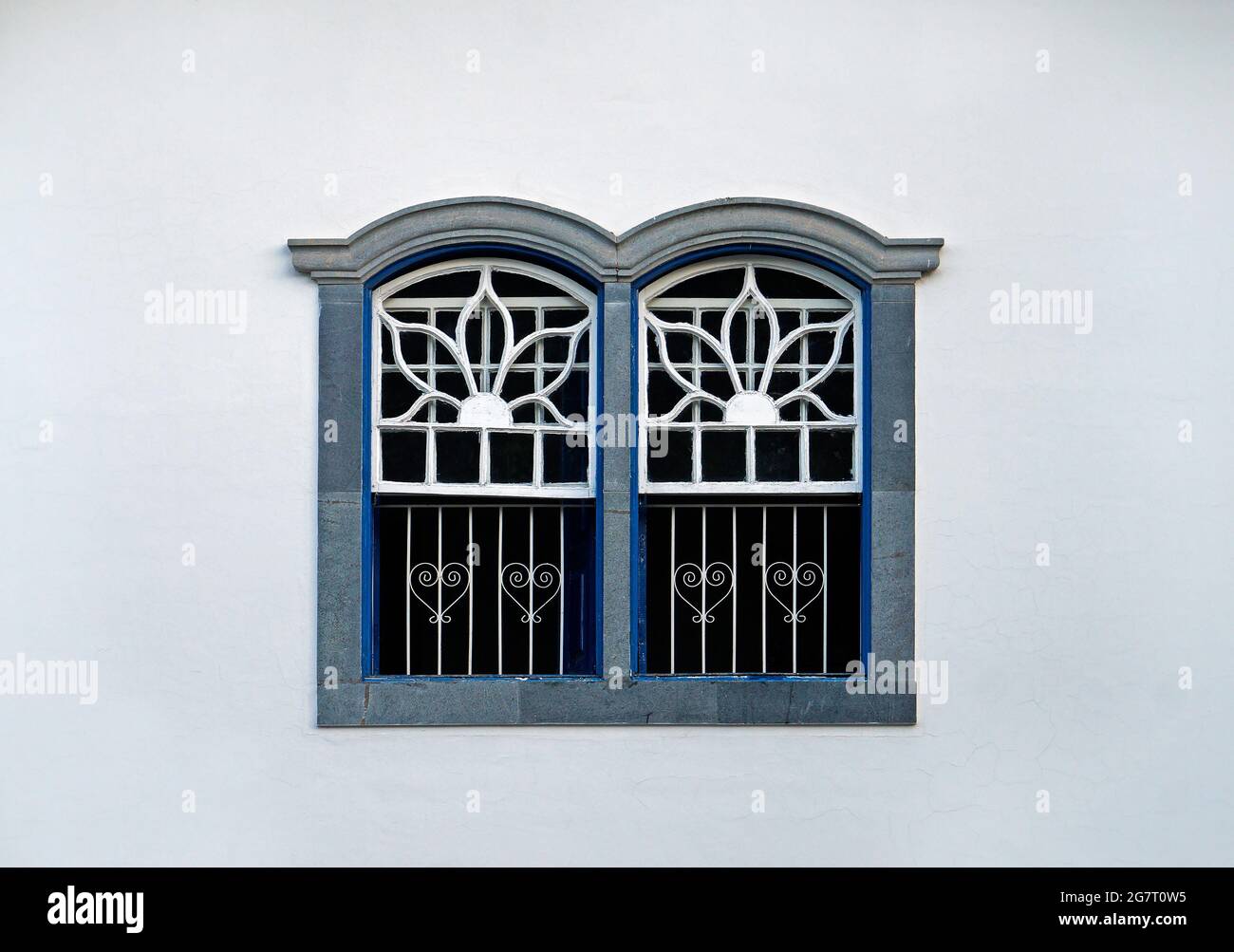 Colonial grille windows hi-res stock photography and images - Alamy