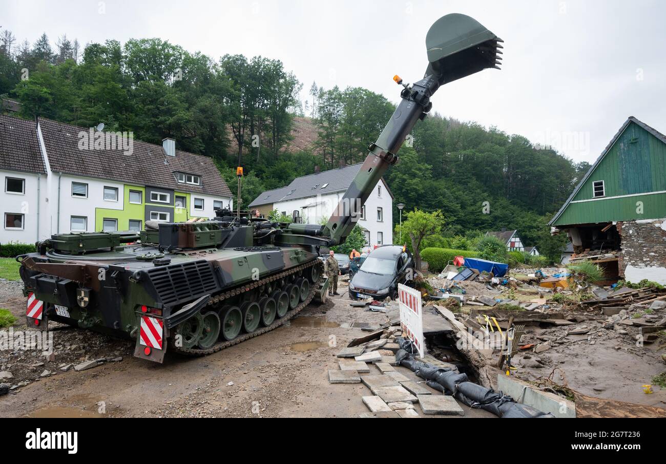 Armoured vehicle armoured engineer vehicle hi-res stock photography and ...