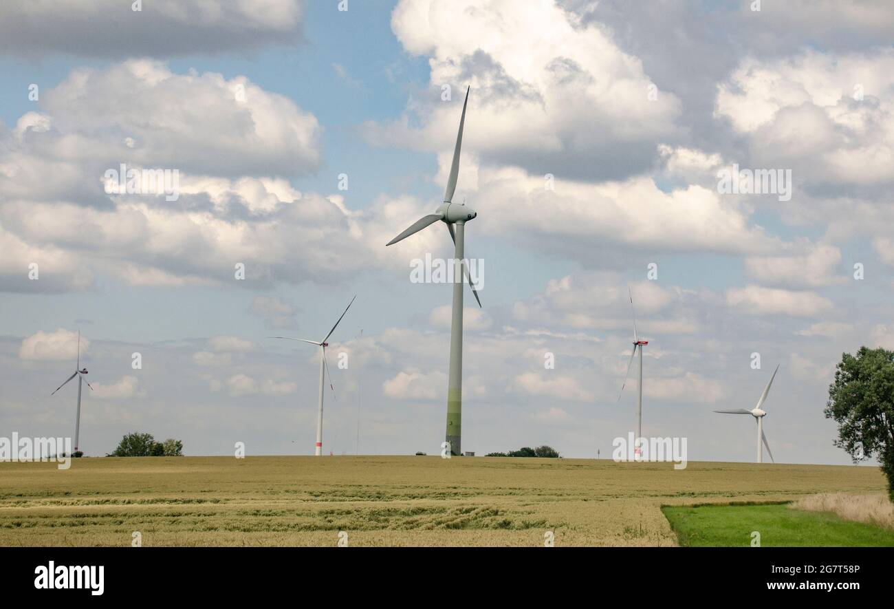 Windrad in der Landschaft Stock Photo - Alamy