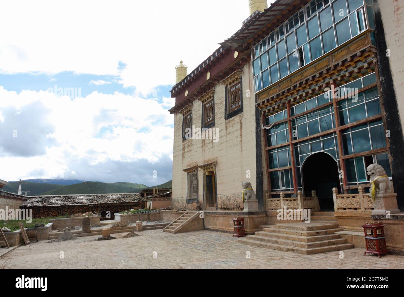 Beautiful building in Shangri-La in Yunnan, China Stock Photo - Alamy