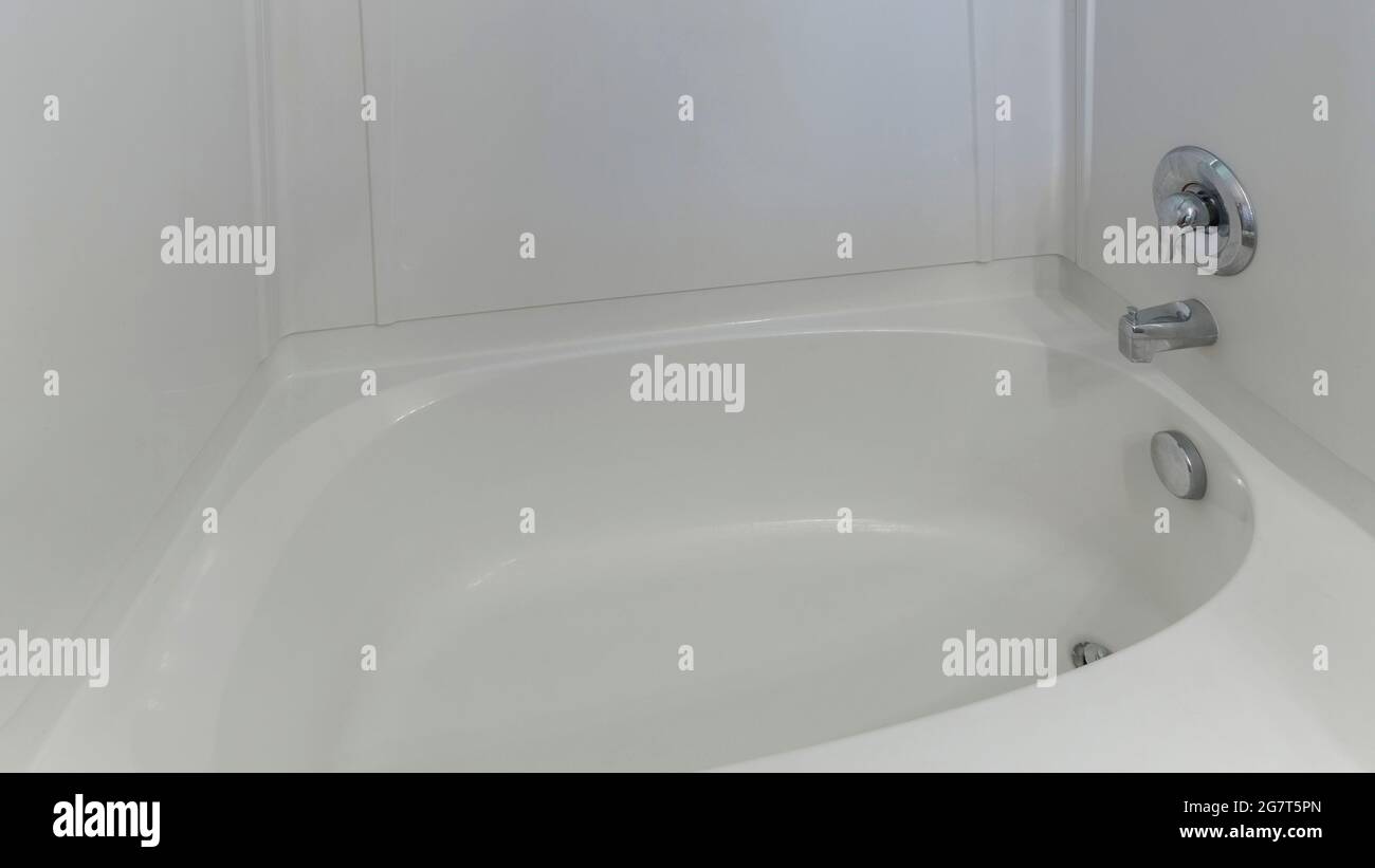 Acrylic surround hi-res stock photography and images - Alamy
