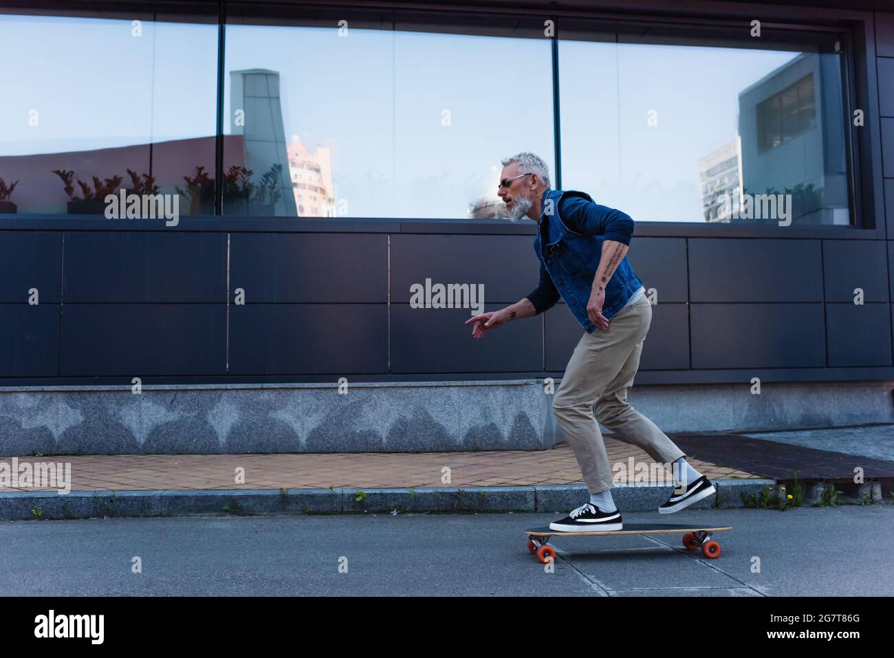 Longboard modern hi-res stock photography and images - Alamy