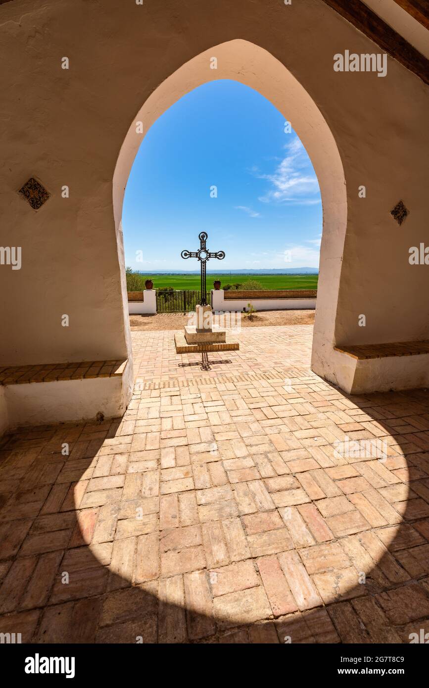 Catholic cross inside a white arch Stock Photo - Alamy