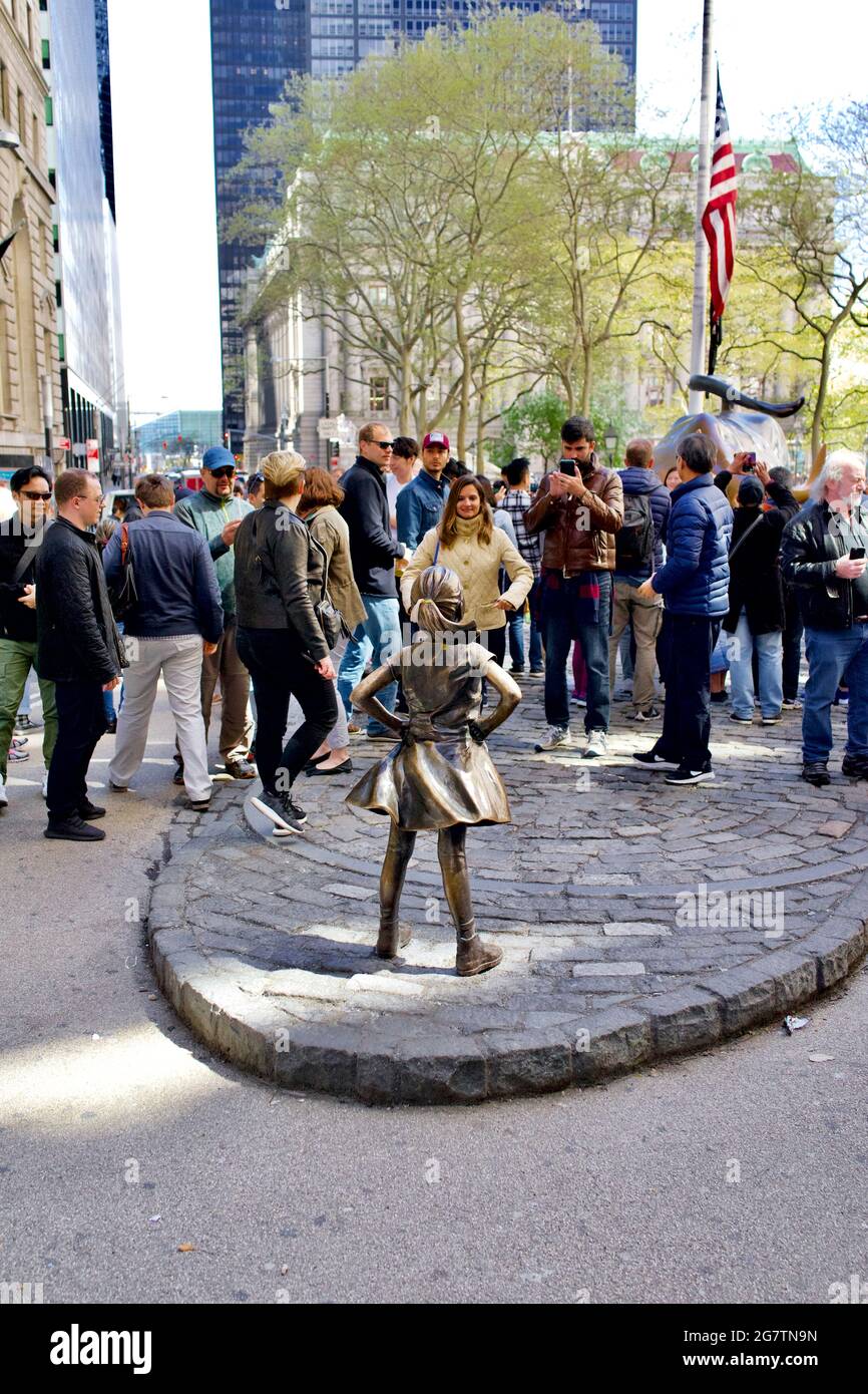 The fearless girl statue hi-res stock photography and images - Alamy