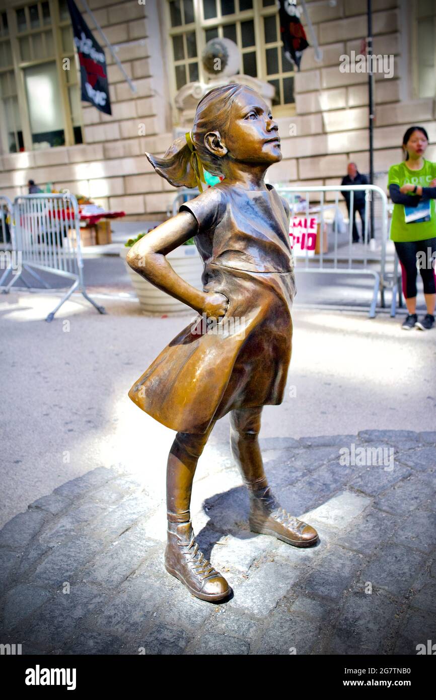 The fearless girl statue hi-res stock photography and images - Alamy