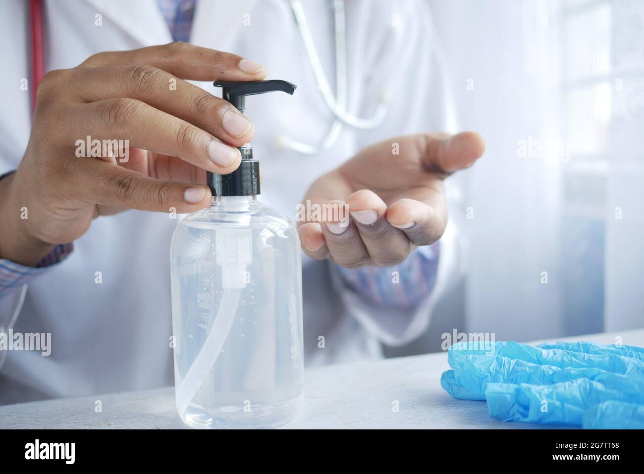 Doctor hand sanitizer hi-res stock photography and images - Alamy