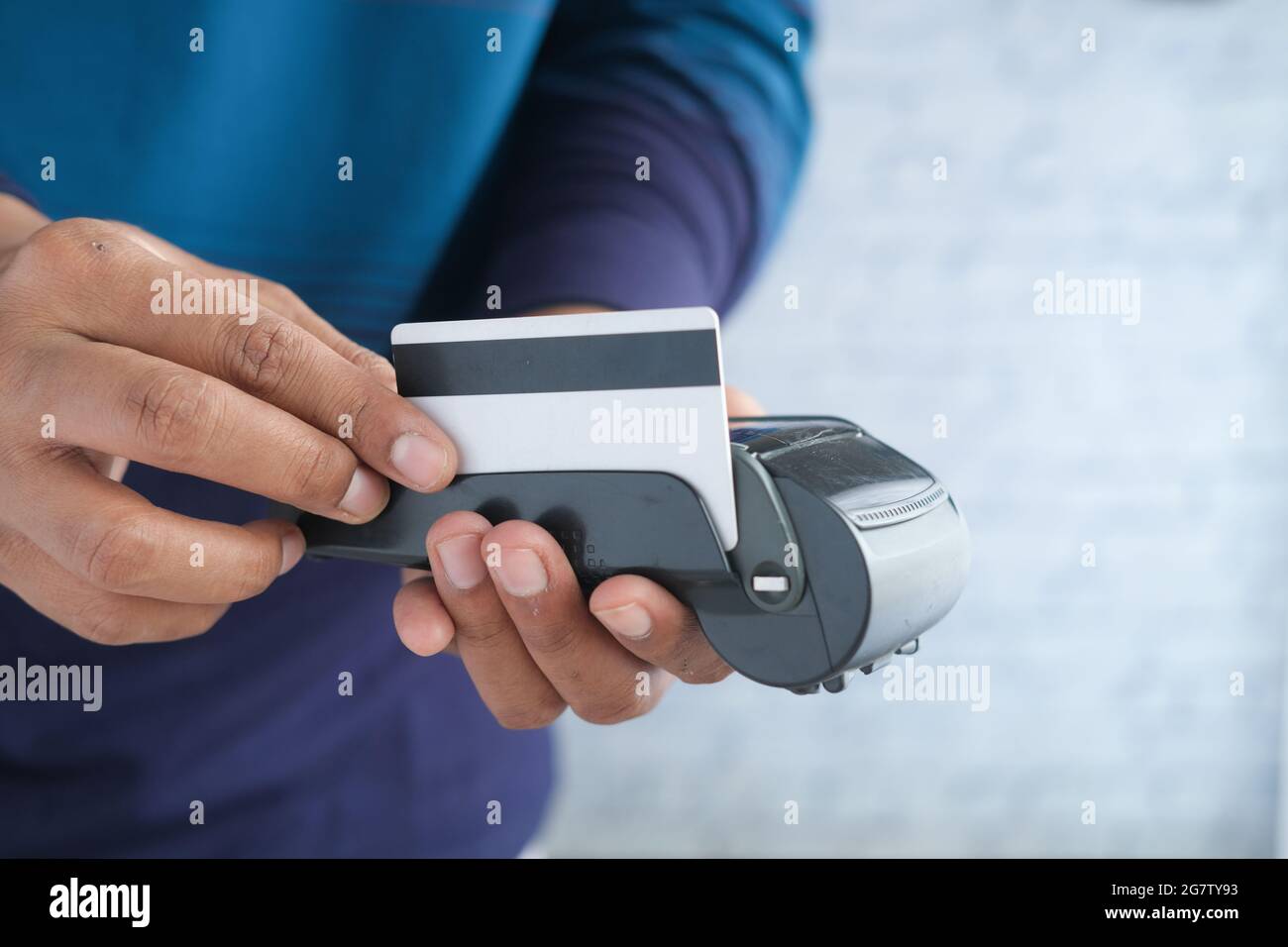 hand holding pos machine close up Stock Photo - Alamy