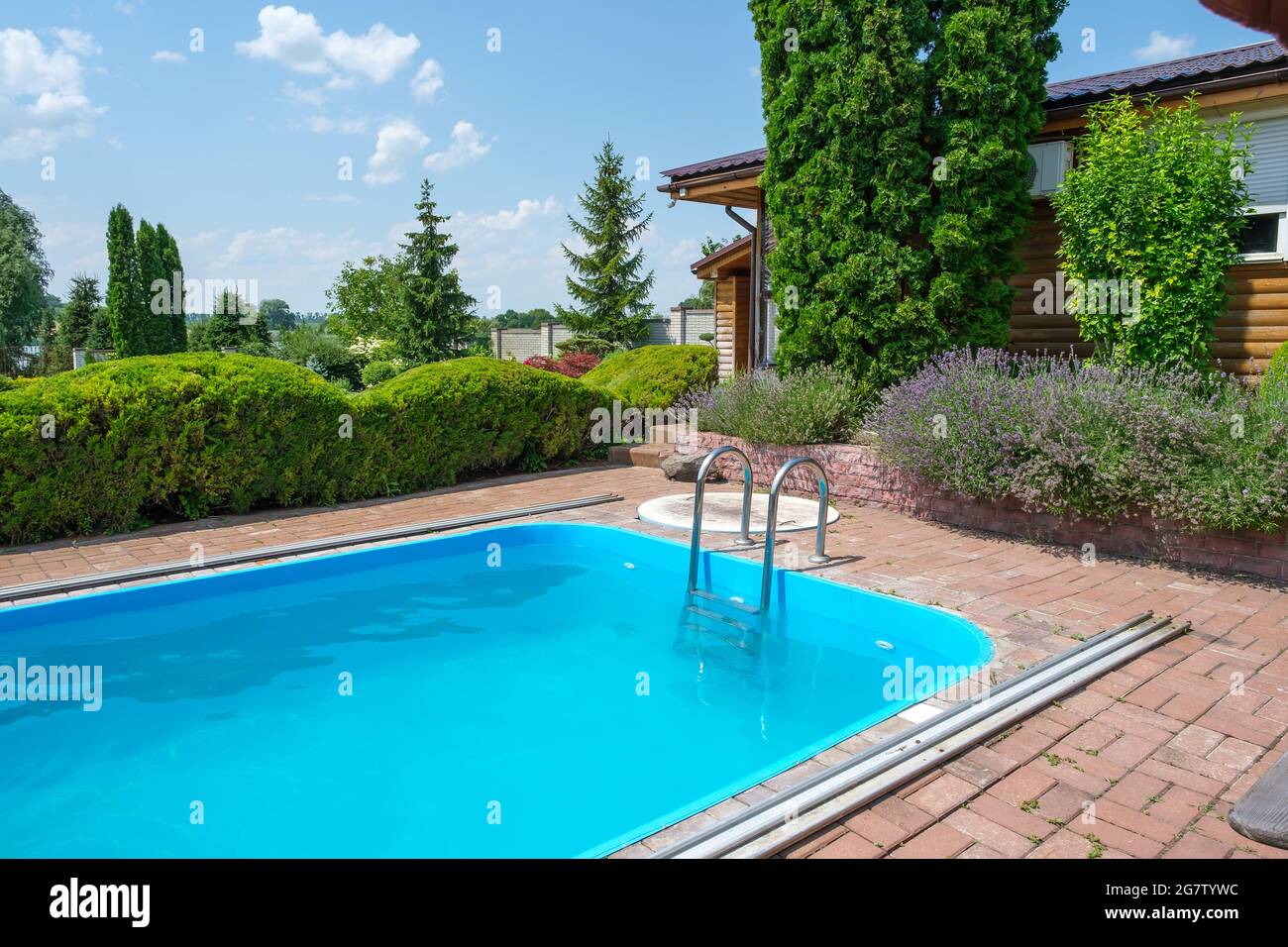 Empty swimming pool garden hi-res stock photography and images - Alamy
