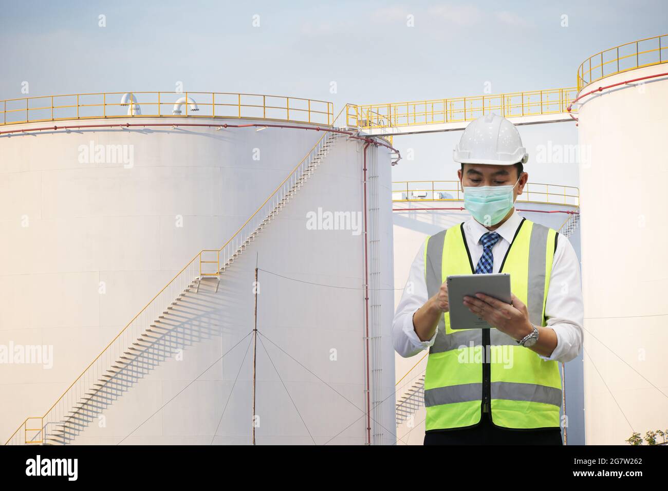 Refinery holding tanks hi-res stock photography and images - Alamy