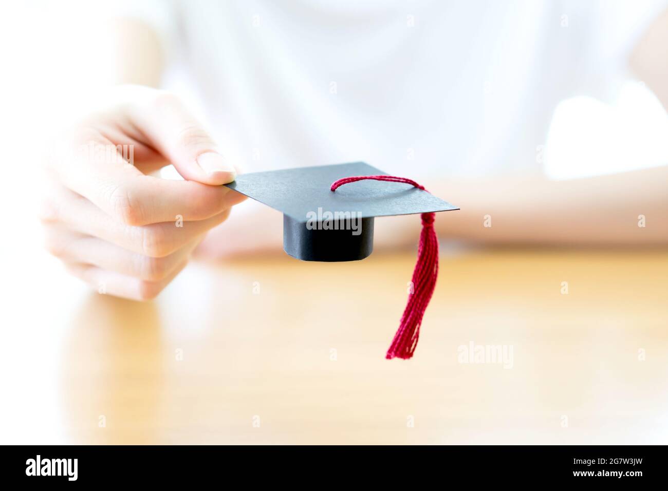 Teenage student graduation hat holding hi-res stock photography and ...