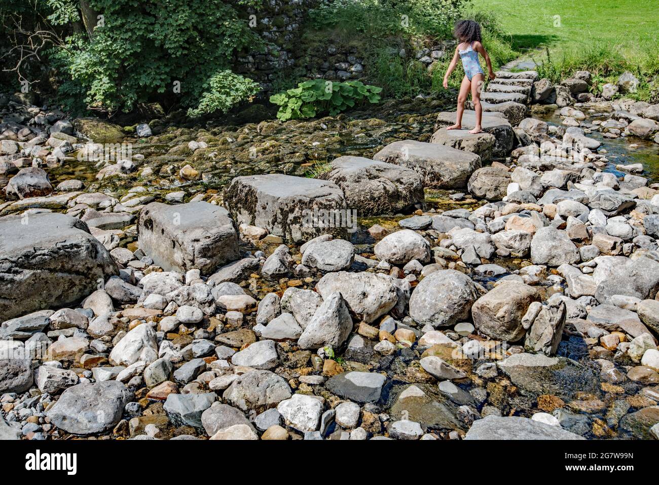 Stepping stones at Stainforth in North Yorkshire Stock Photo - Alamy