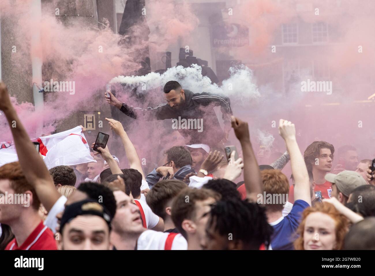 Crowd of English football fans partying before the England vs Italy ...