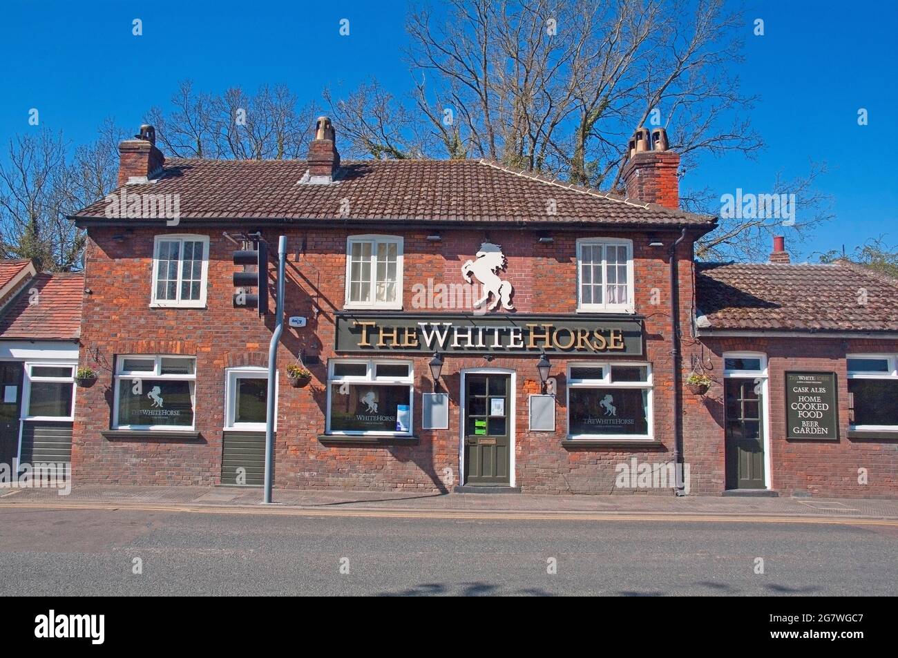HEADCORN White Horse Pub Kent Stock Photo - Alamy