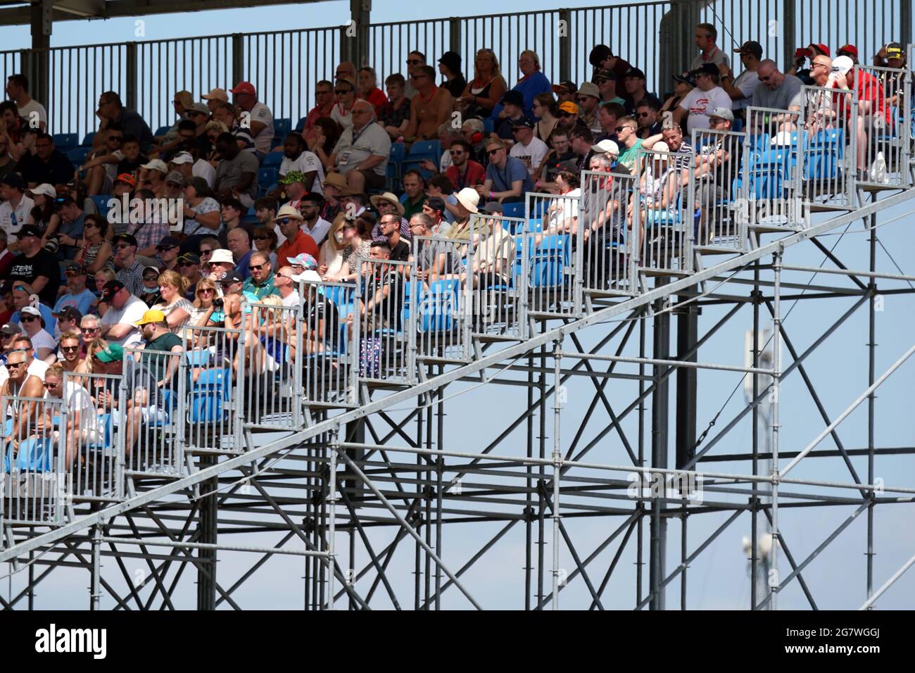 F1 crowd silverstone 2021 hi-res stock photography and images - Alamy