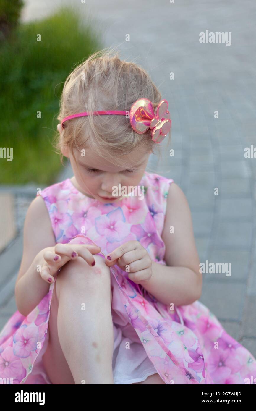 Sore, knee smashed, child complains of pain in knee Stock Photo - Alamy