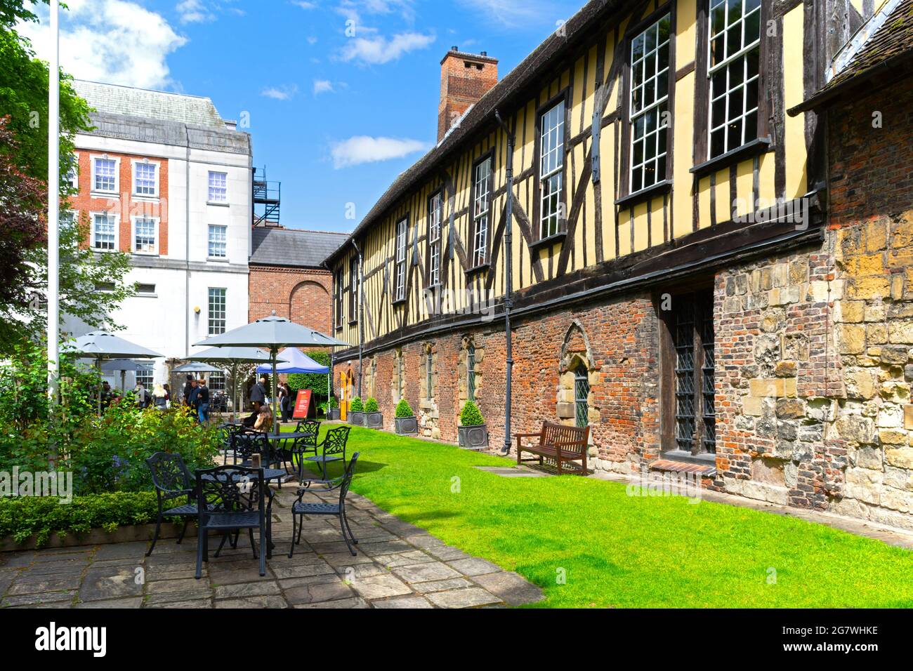 The timber framed merchant adventurers hall hi-res stock photography ...