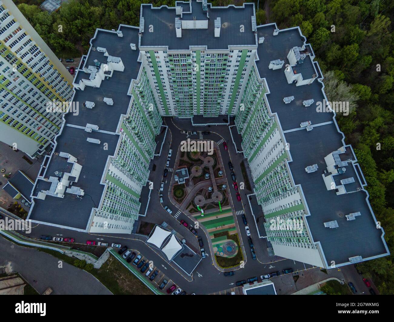 Courtyard perspective skyscraper hi-res stock photography and images ...