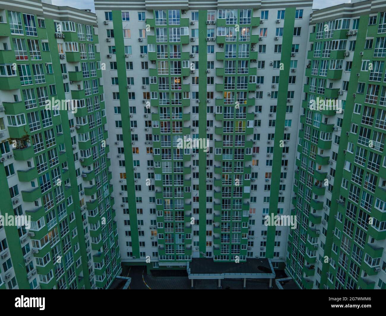 Courtyard perspective skyscraper hi-res stock photography and images ...