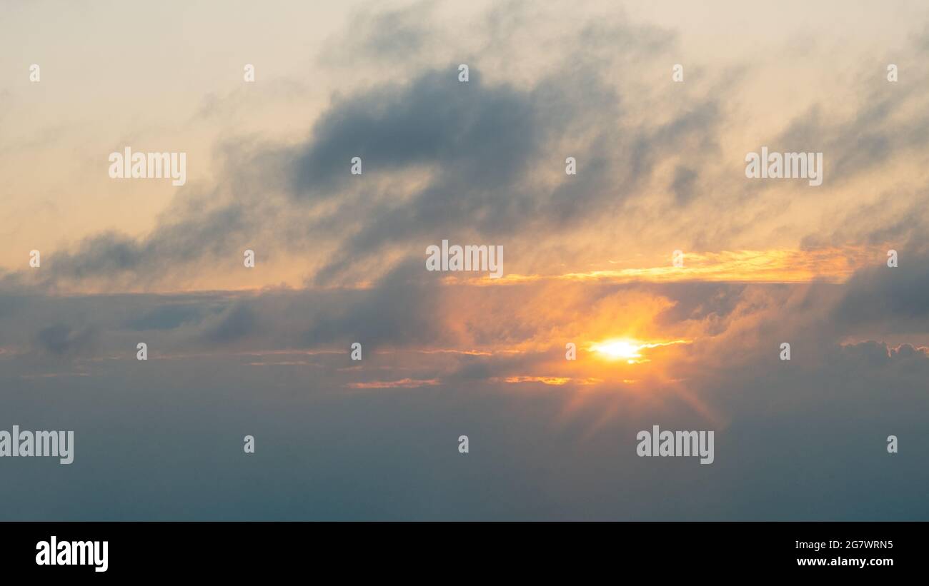 Sunset sky orange cloud outdoor hi-res stock photography and images - Alamy
