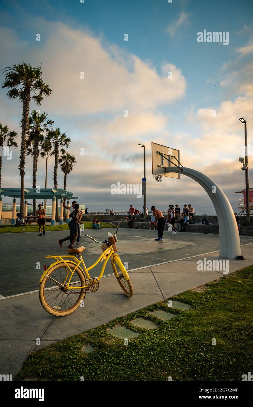 Outdoor basketball hoop beach hi-res stock photography and images - Alamy