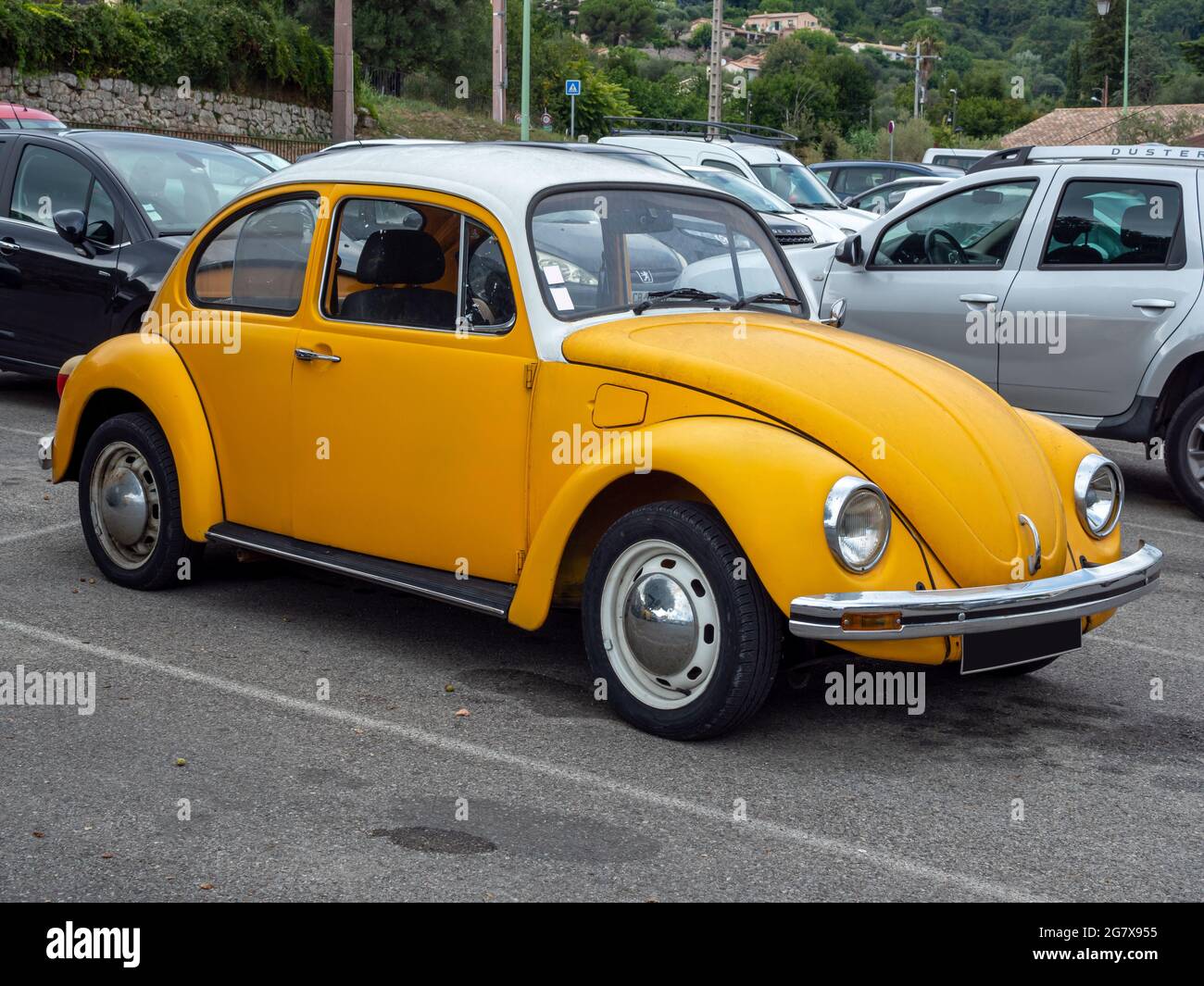 vintage yellow Volkswagen beetle car Stock Photo - Alamy