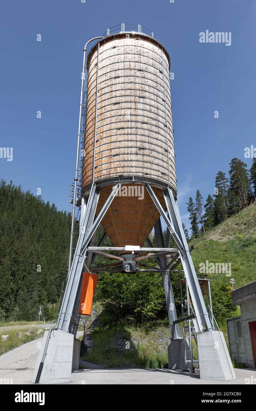 Round foundations hi-res stock photography and images - Alamy