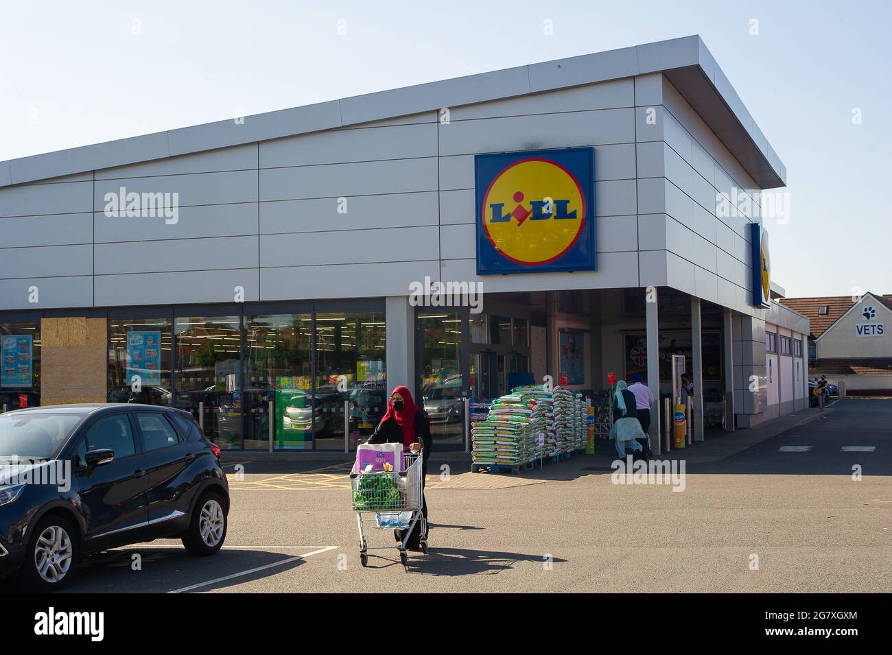 Supermarket workers uk lidl hi-res stock photography and images - Alamy