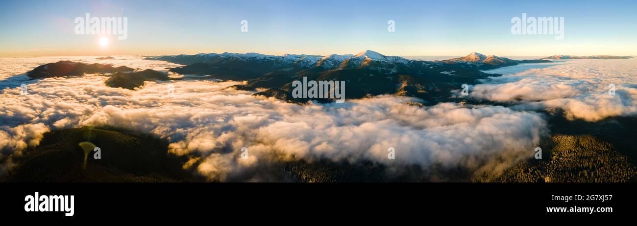 Distant plane on skyline hi-res stock photography and images - Alamy