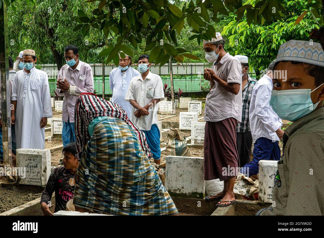 Muslim funeral family hi-res stock photography and images - Alamy