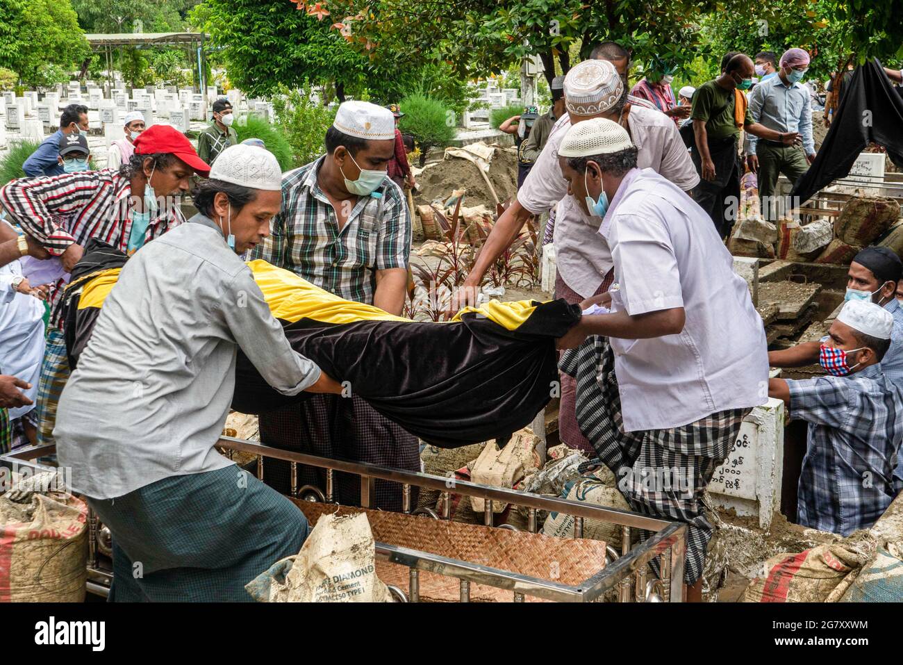 (EDITORS NOTE: Image depicts death)Muslim volunteers wearing face masks ...