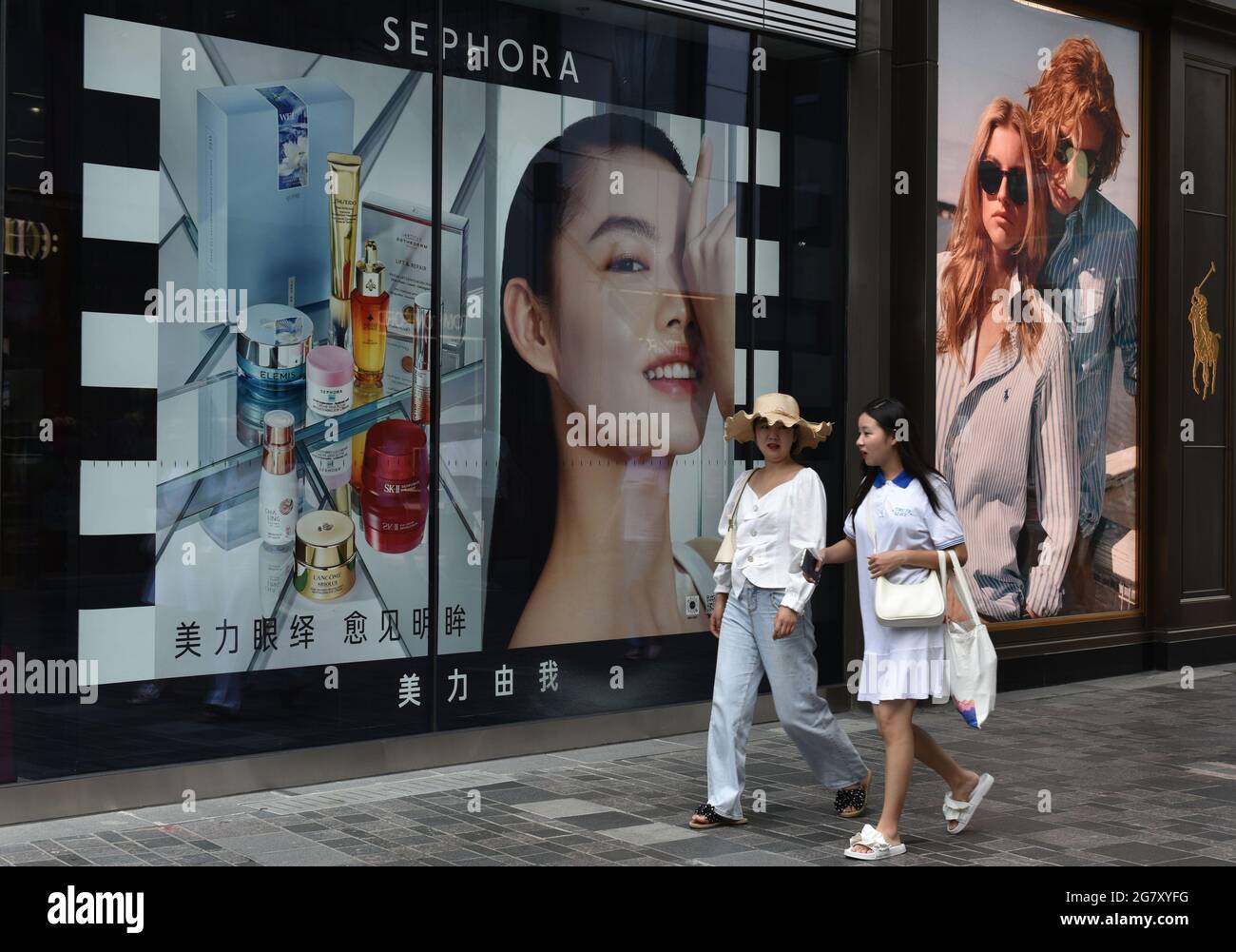 Sephora store front hi-res stock photography and images - Alamy