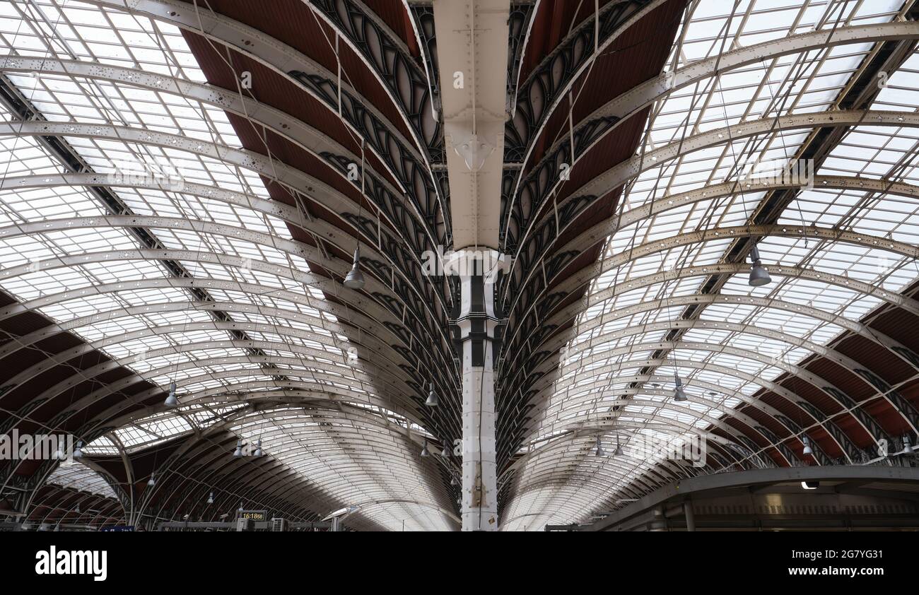 Perspective view of arched structural steel roof at Charing Cross ...